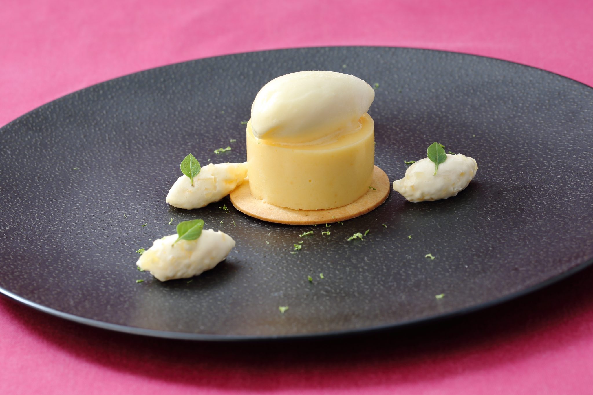 Citron broyé en crème, mousse de fenouil et sablé à la poudre de ...
